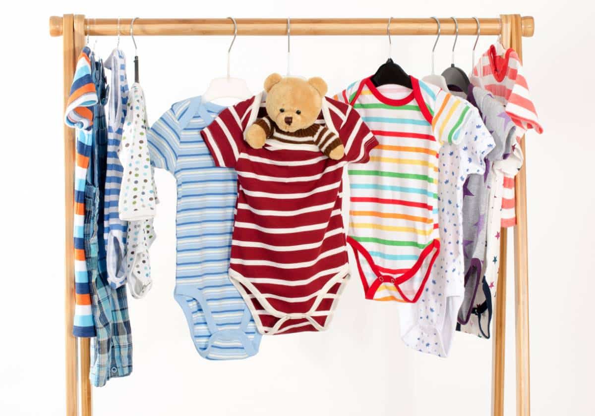 Avec quels vêtements remplir la garde-robe de bébé